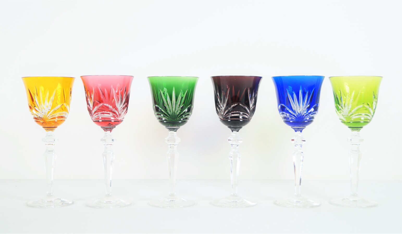 Suite de 6 verres en cristal taillé coloré dans le goût de la Bohème à ... Suite de 6 verres en cristal taillé coloré dans le goût de la Bohème à ...