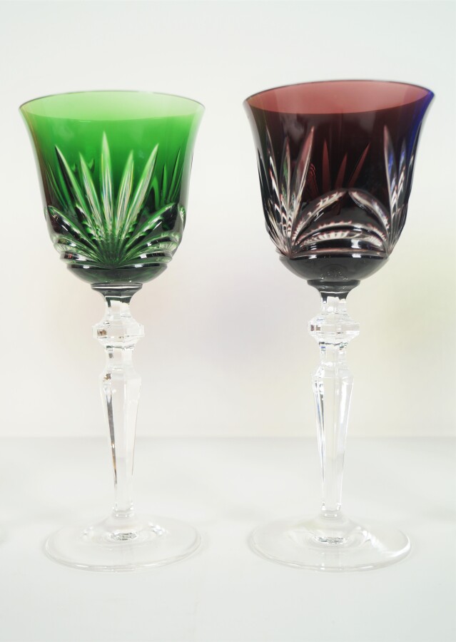 Suite de 6 verres en cristal taillé coloré dans le goût de la Bohème à ... Suite de 6 verres en cristal taillé coloré dans le goût de la Bohème à ...